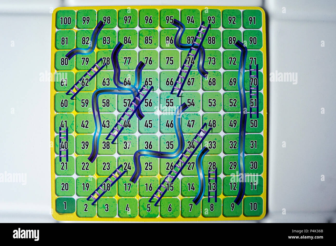 Snakes and ladders board game -Fotos und -Bildmaterial in hoher ...