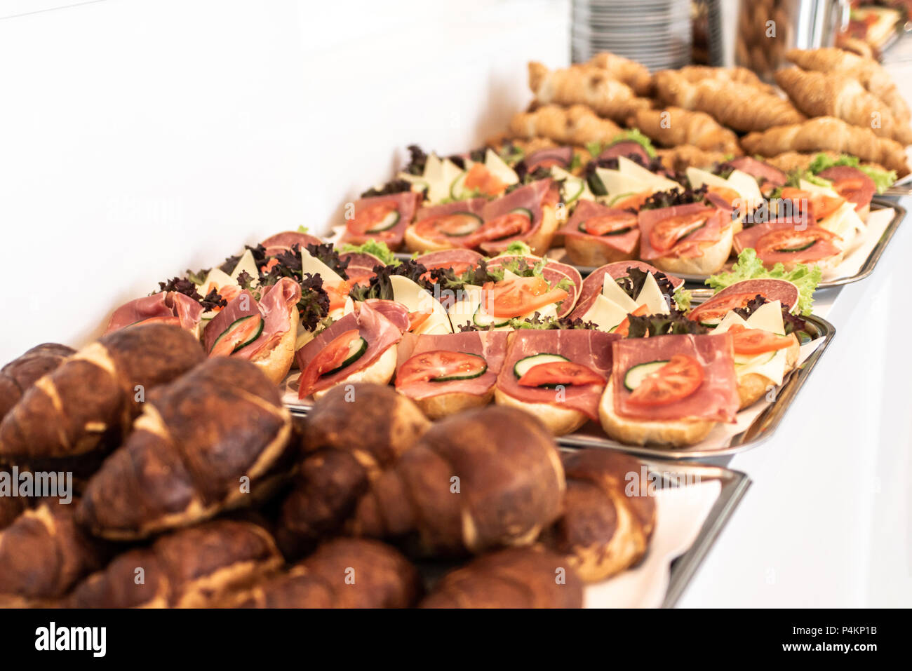 Viele leckere Croissant Brot auf Buffet Linie übereinander gestapelt ...