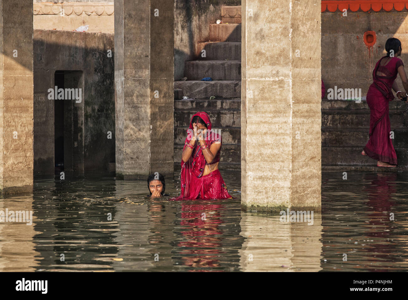 Hindu Ritual Washing Stockfotos und -bilder Kaufen - Alamy