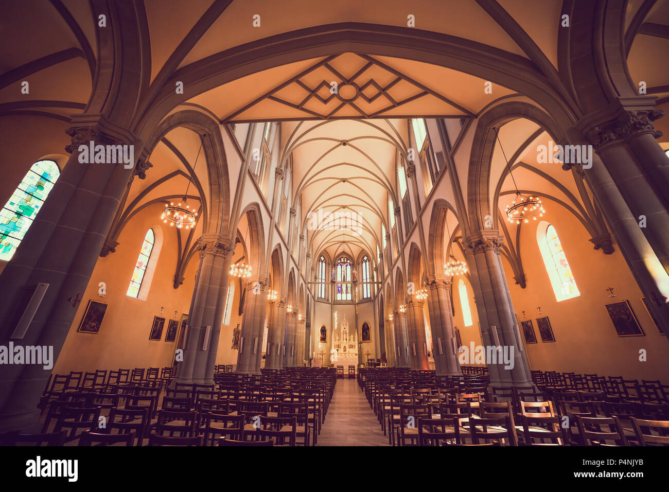 Beleuchtete Römisch-katholische Kirche mit Glasfenstern Stockfotografie ...