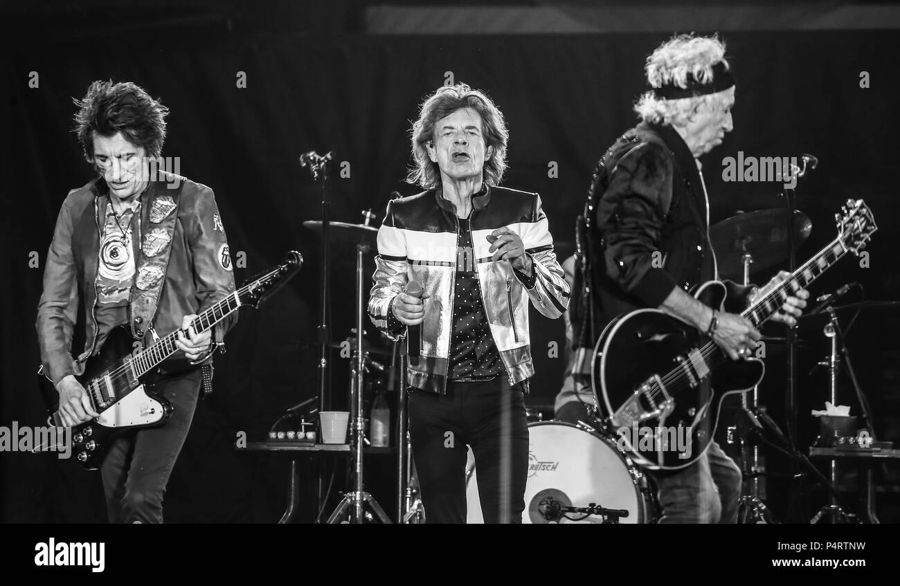 Ronnie holz mick jagger keith richards Schwarzweiß-Stockfotos und ...