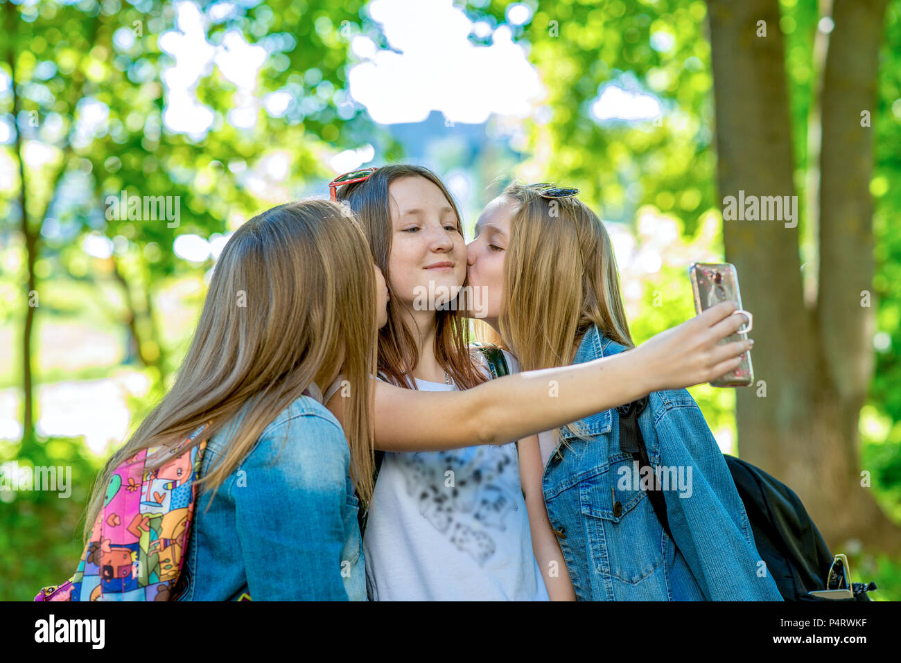 Junge Freundinnen Mädchen. Sommer in der Natur. Fotos von Personen ...