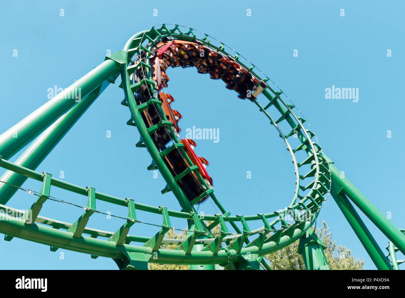 Loop achterbahn -Fotos und -Bildmaterial in hoher Auflösung – Alamy
