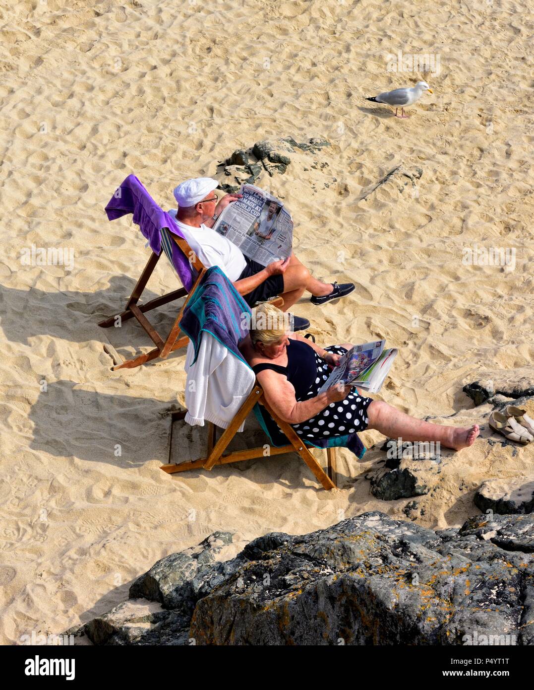 Sonnenbaden am strand -Fotos und -Bildmaterial in hoher Auflösung – Alamy