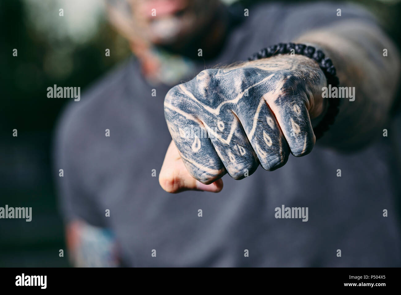 Faust tattoo -Fotos und -Bildmaterial in hoher Auflösung – Alamy