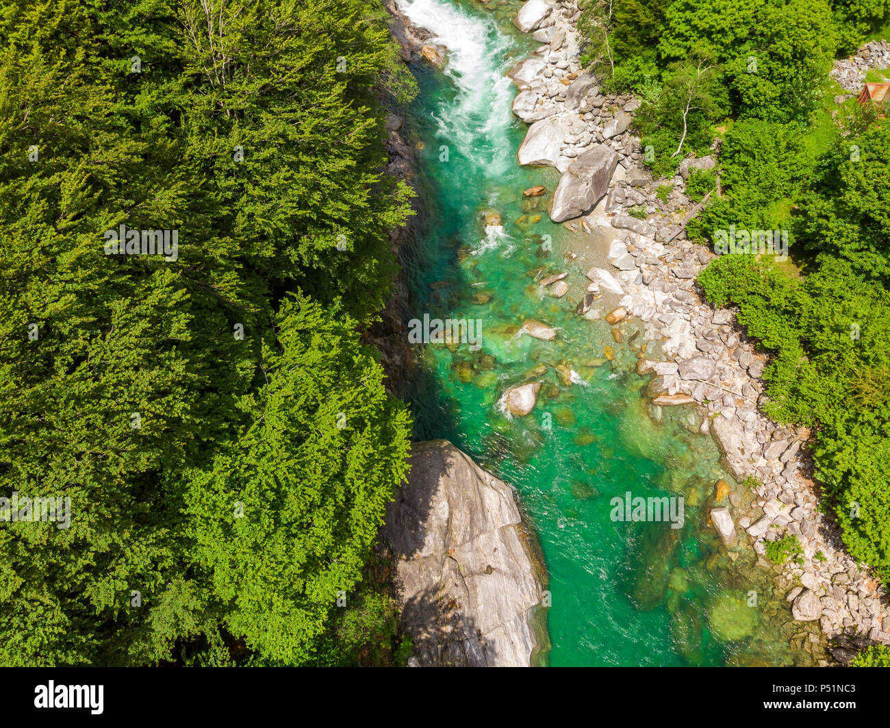 valle-verzasca-luftaufnahme-von-klaren-und-t-rkisfarbenen-wasser-und