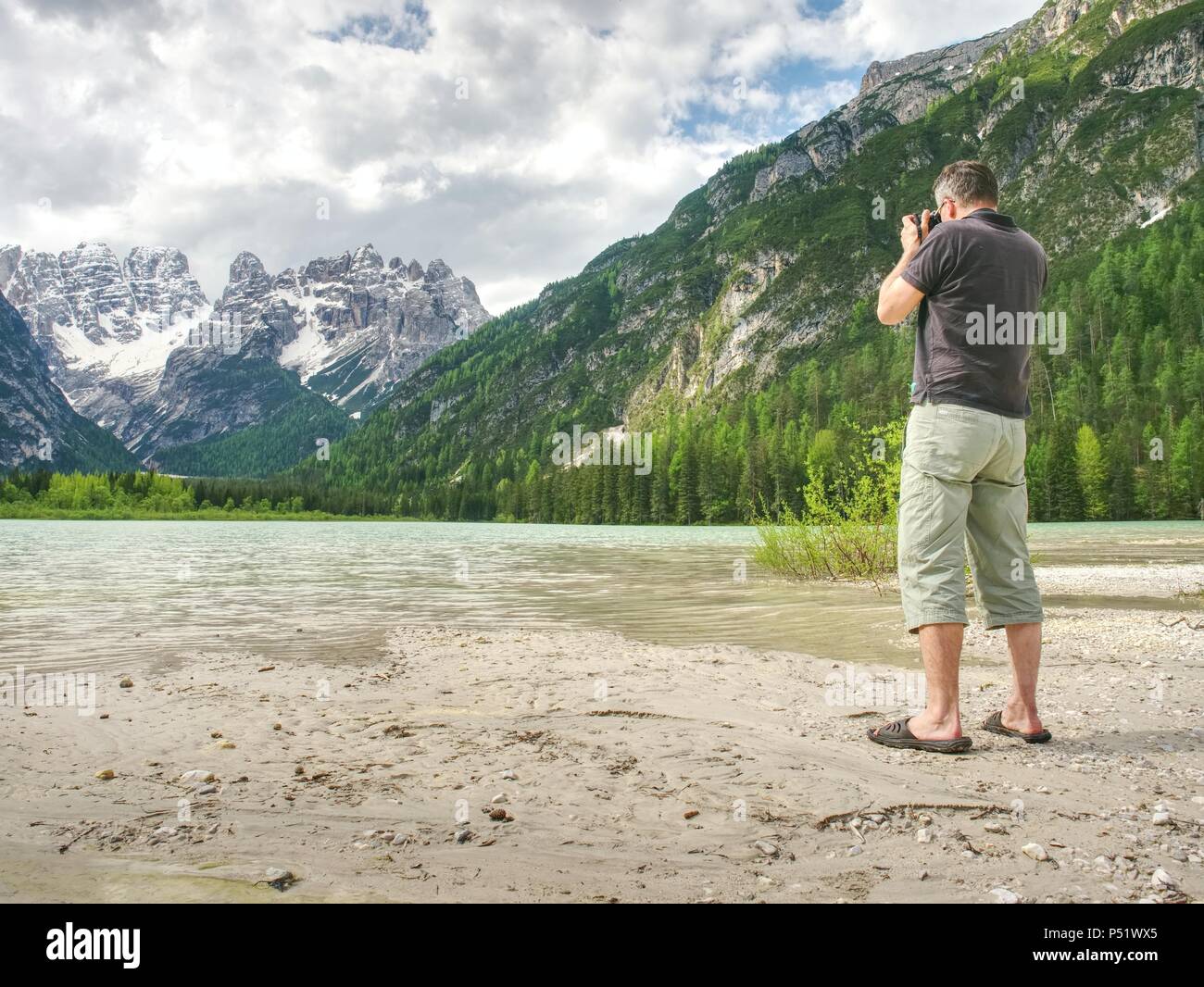 Mann Wanderer ist unter Foto des Schiffes bei Mountain Lake Shore ...
