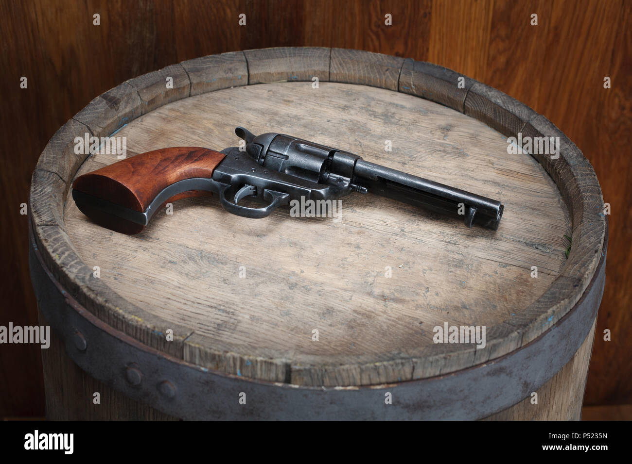 Revolver lauf colt saa -Fotos und -Bildmaterial in hoher Auflösung – Alamy