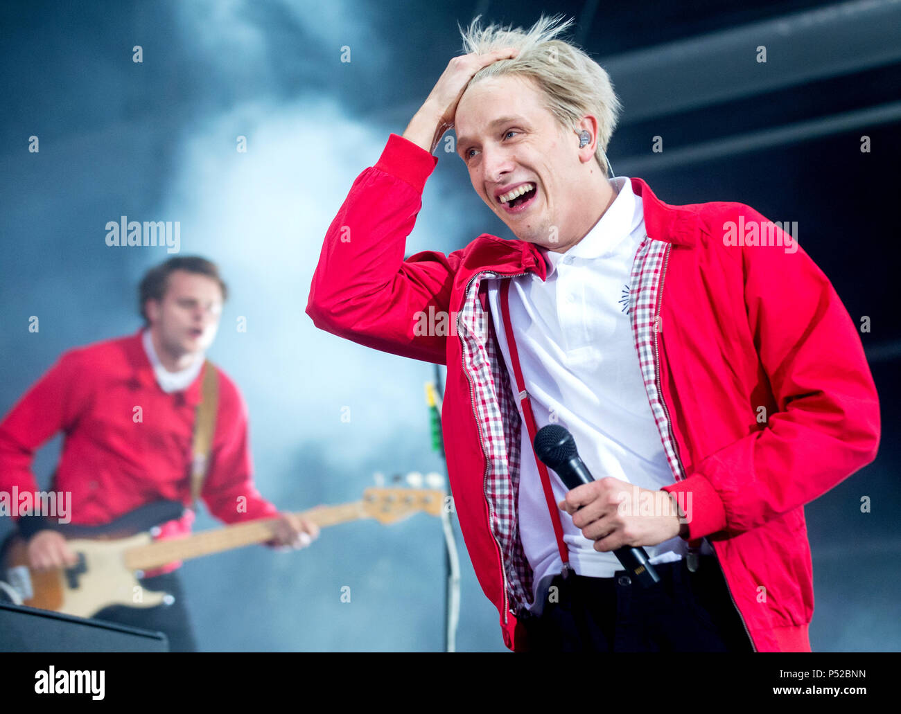 Scheessel, Deutschland. 24. Juni, 2018. Sänger der Band 'Kraftklub ...