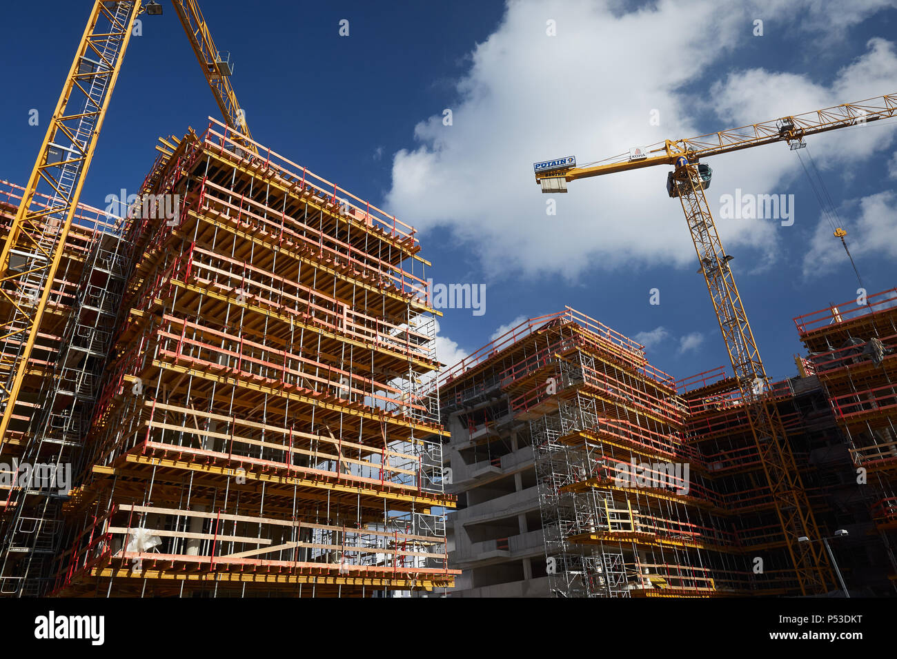 Neubaufassade in rohbau mit balkon -Fotos und -Bildmaterial in hoher ...