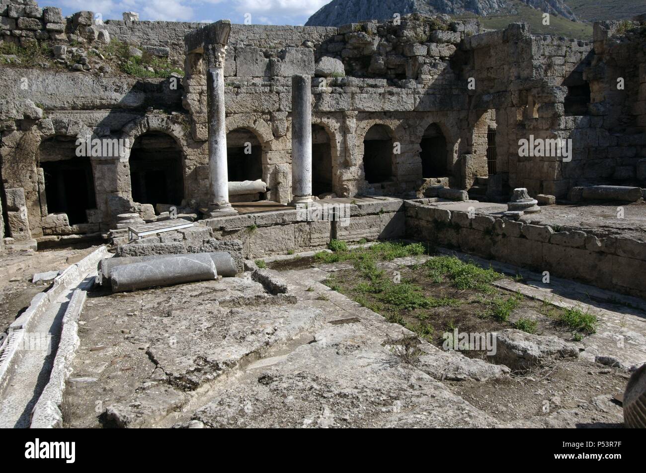 ARTE GRIEGO. GRECIA. RUINAS DE CORINTO. Vista de la FUENTE DE PIRENE ...