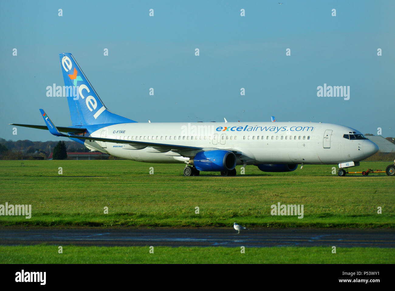 Excel Airways Boeing 737 Jet Flugzeug unter Schlepptau am Flughafen ...
