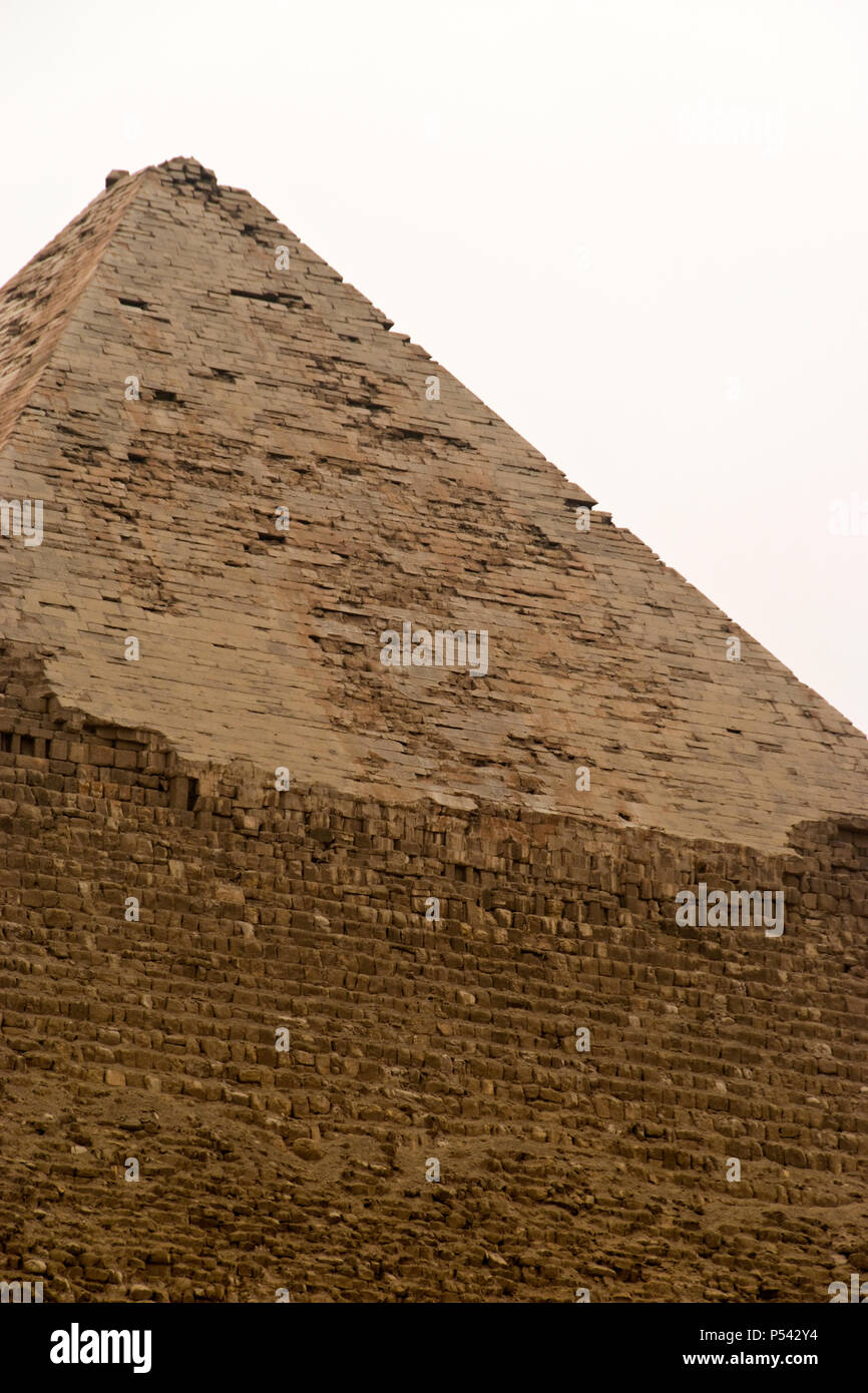 Kalkstein Gehäuse Steine noch Abdeckung an die Spitze der Pyramide der ...