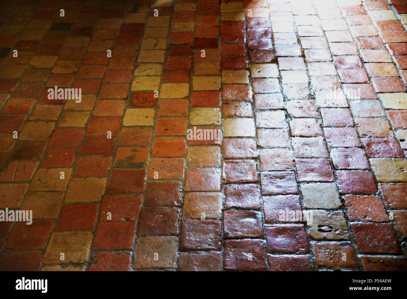 Original fliesenboden -Fotos und -Bildmaterial in hoher Auflösung – Alamy