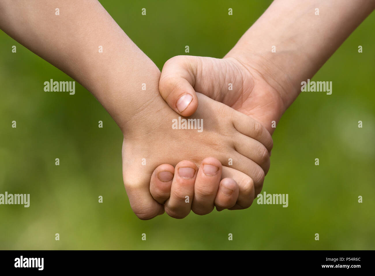 Kinder halten hände -Fotos und -Bildmaterial in hoher Auflösung – Alamy