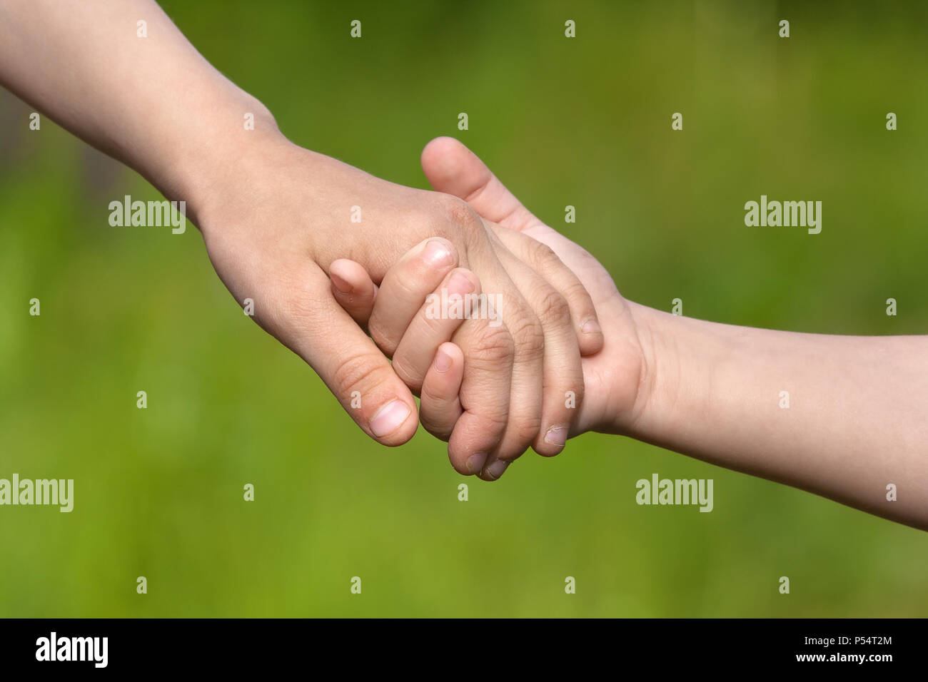 Kinder halten hände -Fotos und -Bildmaterial in hoher Auflösung – Alamy