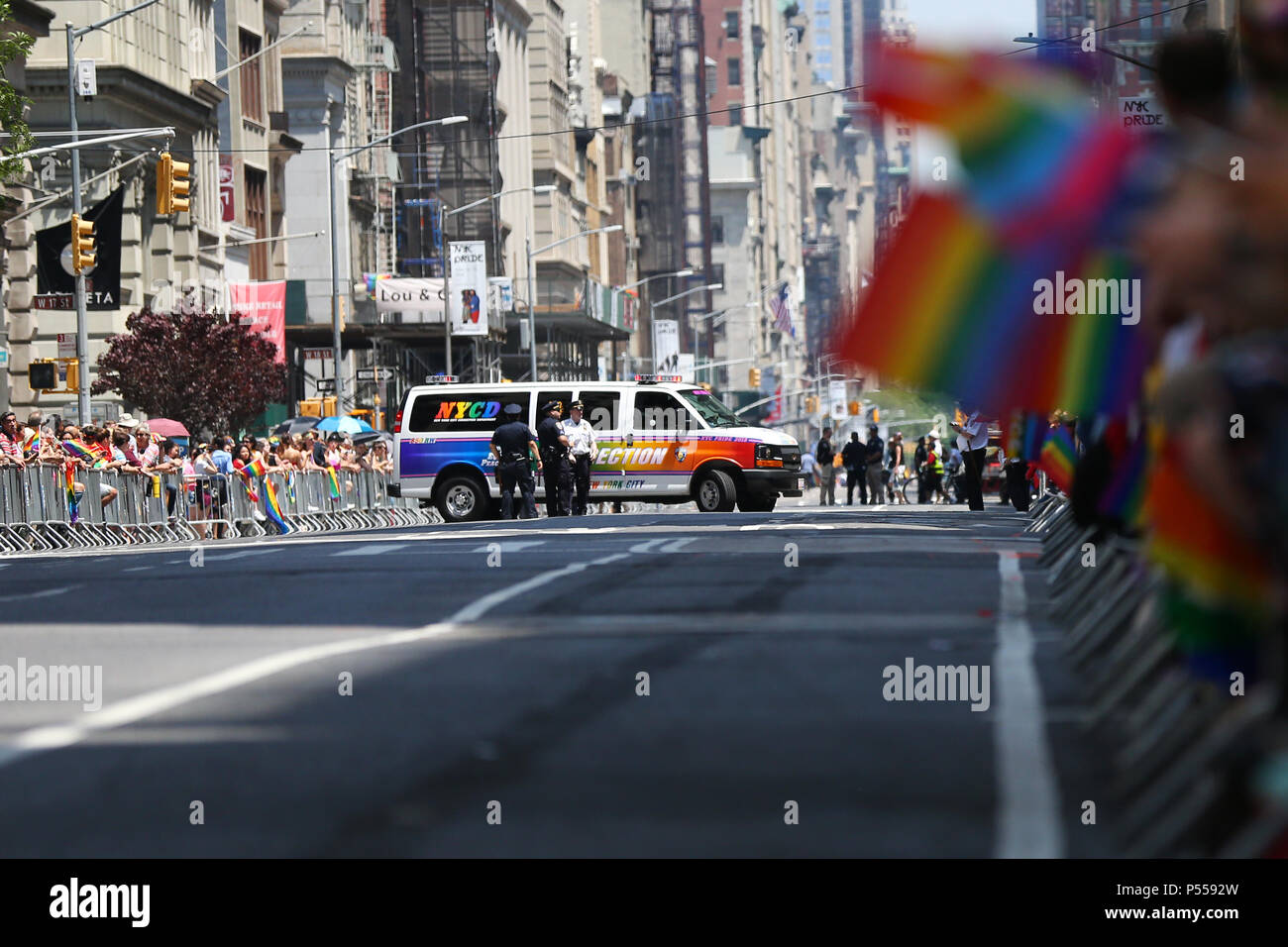 Regenbogen polizeiauto -Fotos und -Bildmaterial in hoher Auflösung – Alamy