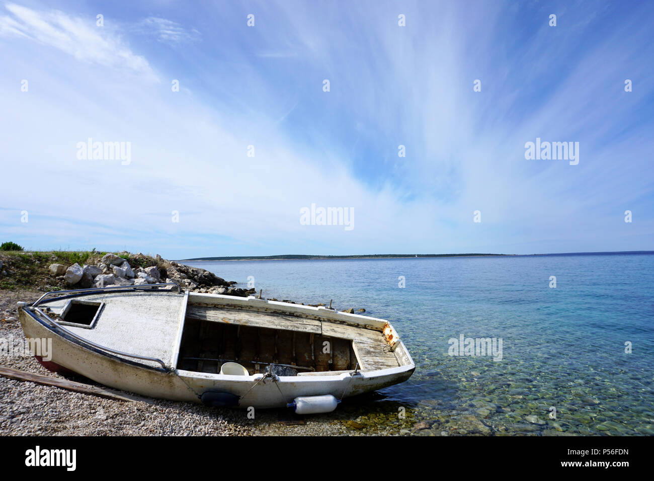 Meer mit Kieselstrand und Alten, Beschädigung, Rost, Fischerboot ...