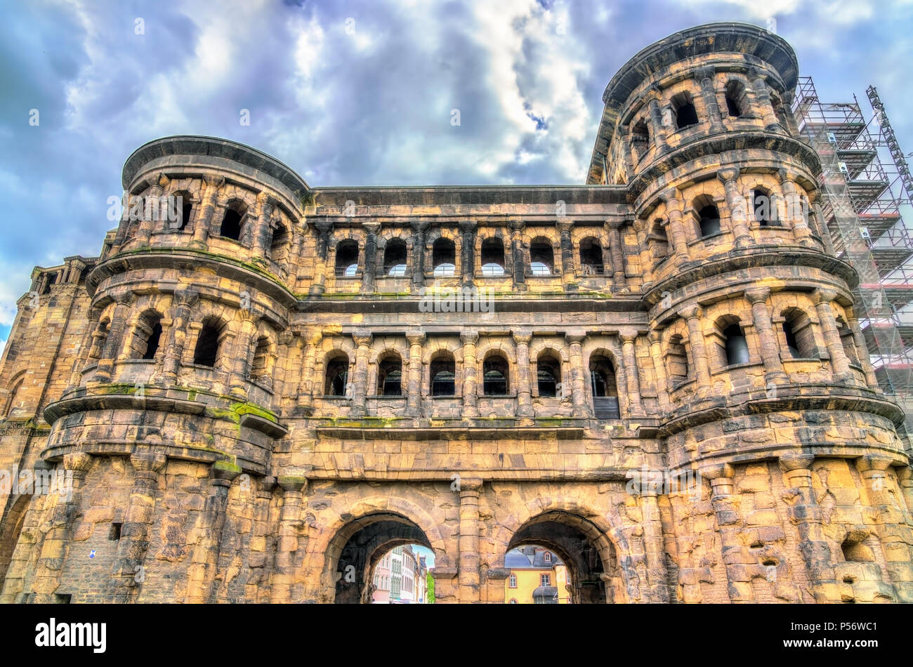 Die Porta Nigra, eine grosse römische Stadttor in Trier, Deutschland ...