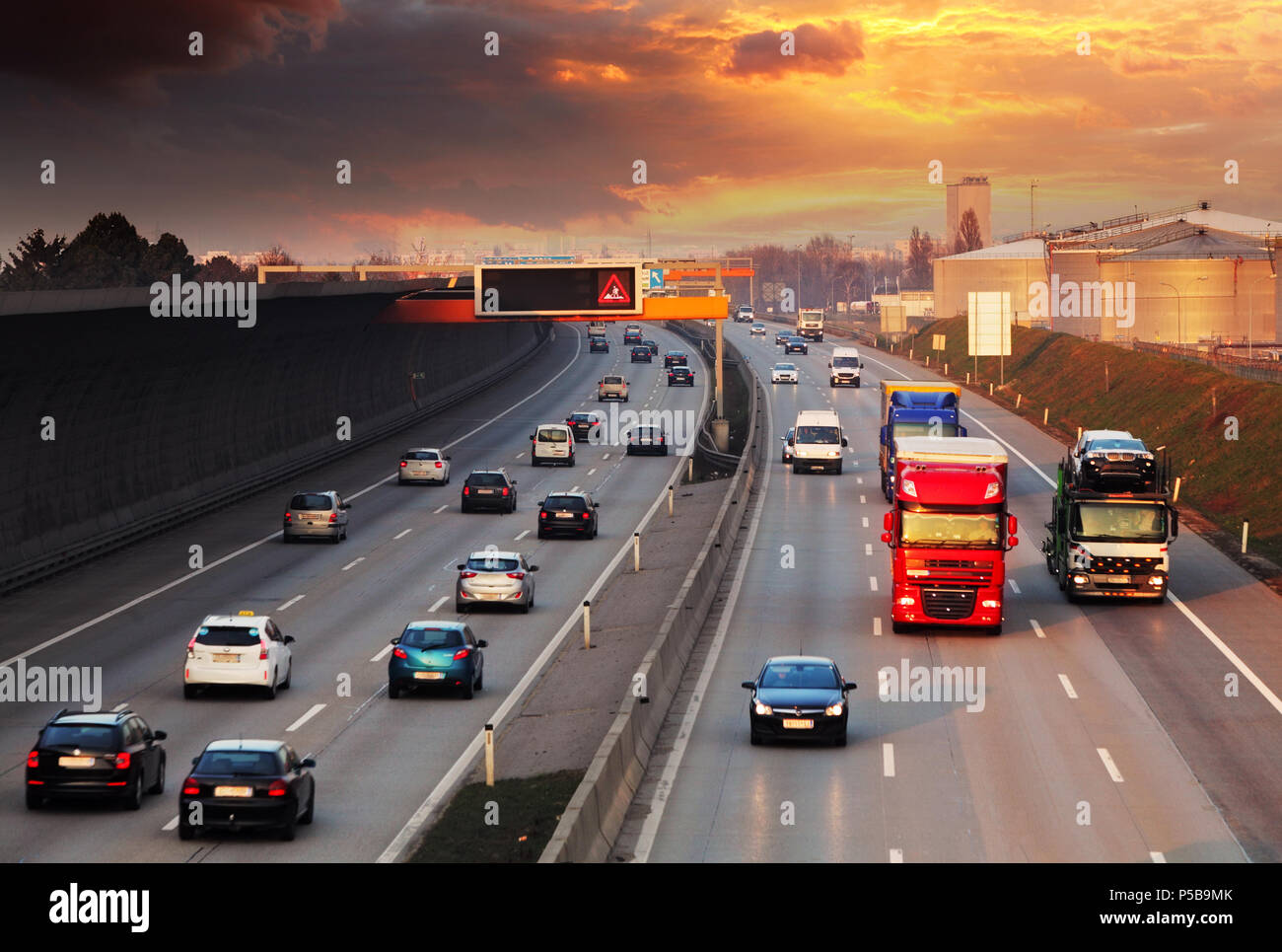 Schnelles auto autobahn -Fotos und -Bildmaterial in hoher Auflösung – Alamy
