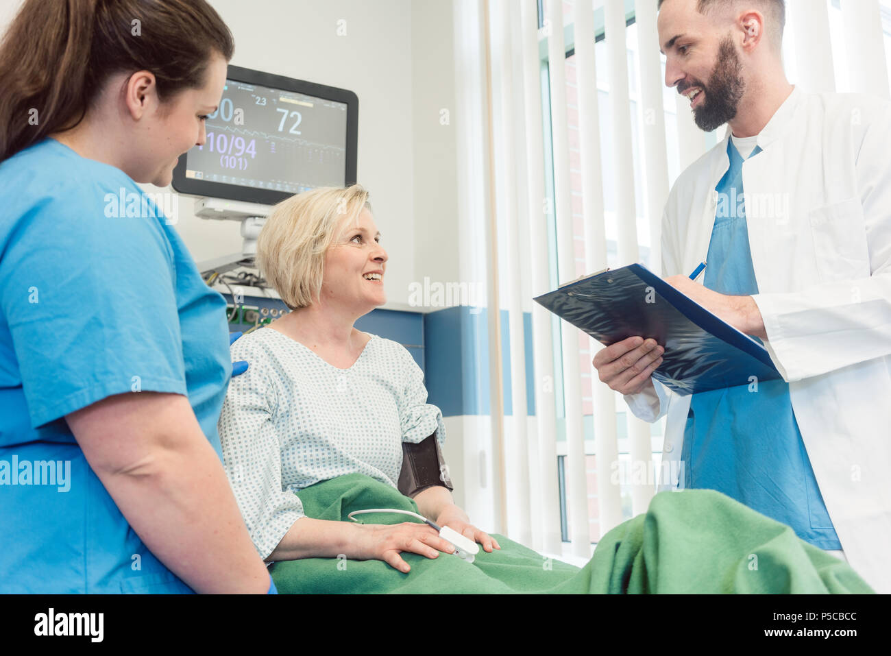 Doktor und krankenschwester, die im krankenhauszimmer sprechen -Fotos ...