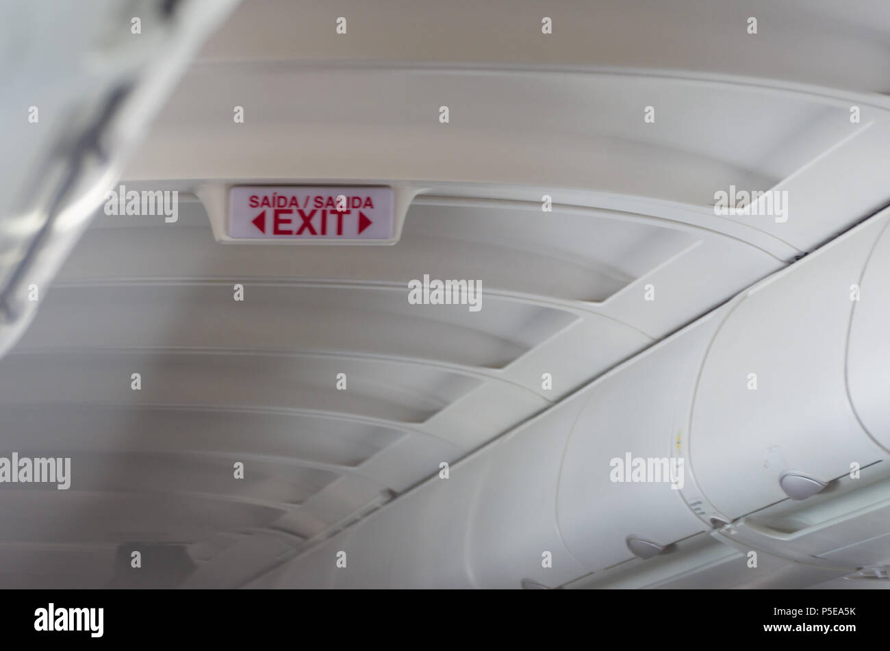 Notausgang Schild auf ein Passagierflugzeug Stockfotografie - Alamy