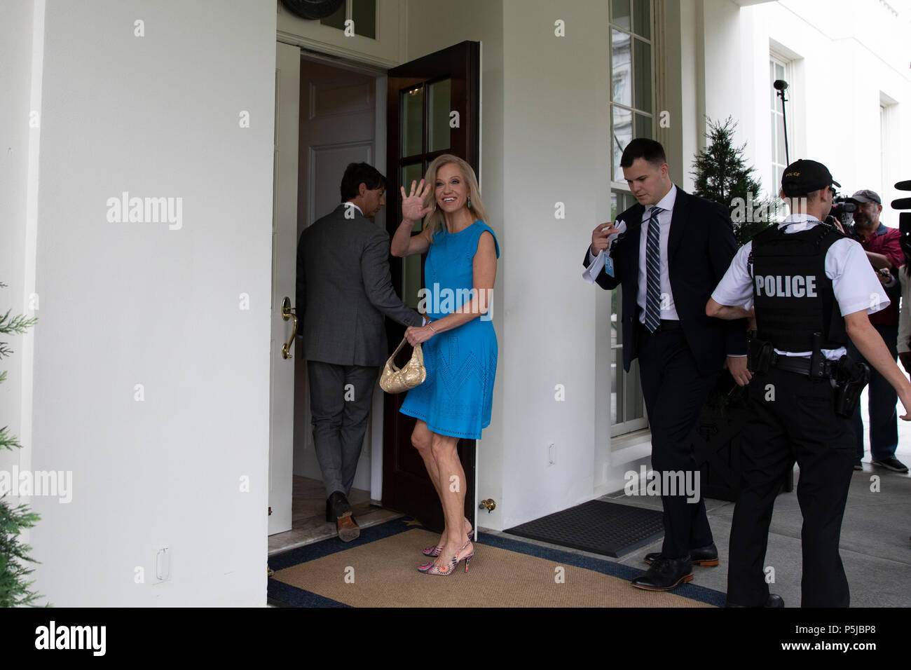 Ratgeber Präsident Donald Trump Kellyanne Conway Wellen, wie sie im ...