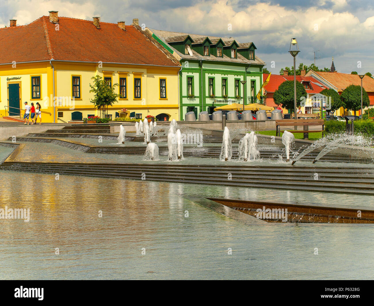 Gyula, Ungarn - Fußgänger vorbei am Brunnen in der Innenstadt von Gyula ...