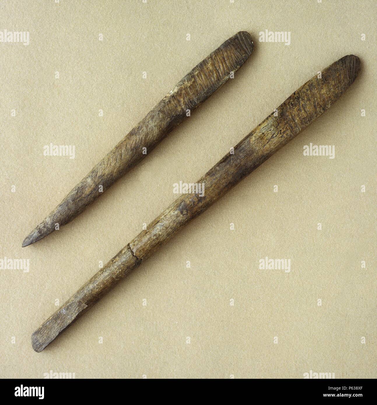 PIEZA DE AJUAR PALEOLITICO: AZAGAYAS O PUNTAS DE LANZA DE LA CUEVA DEL ...