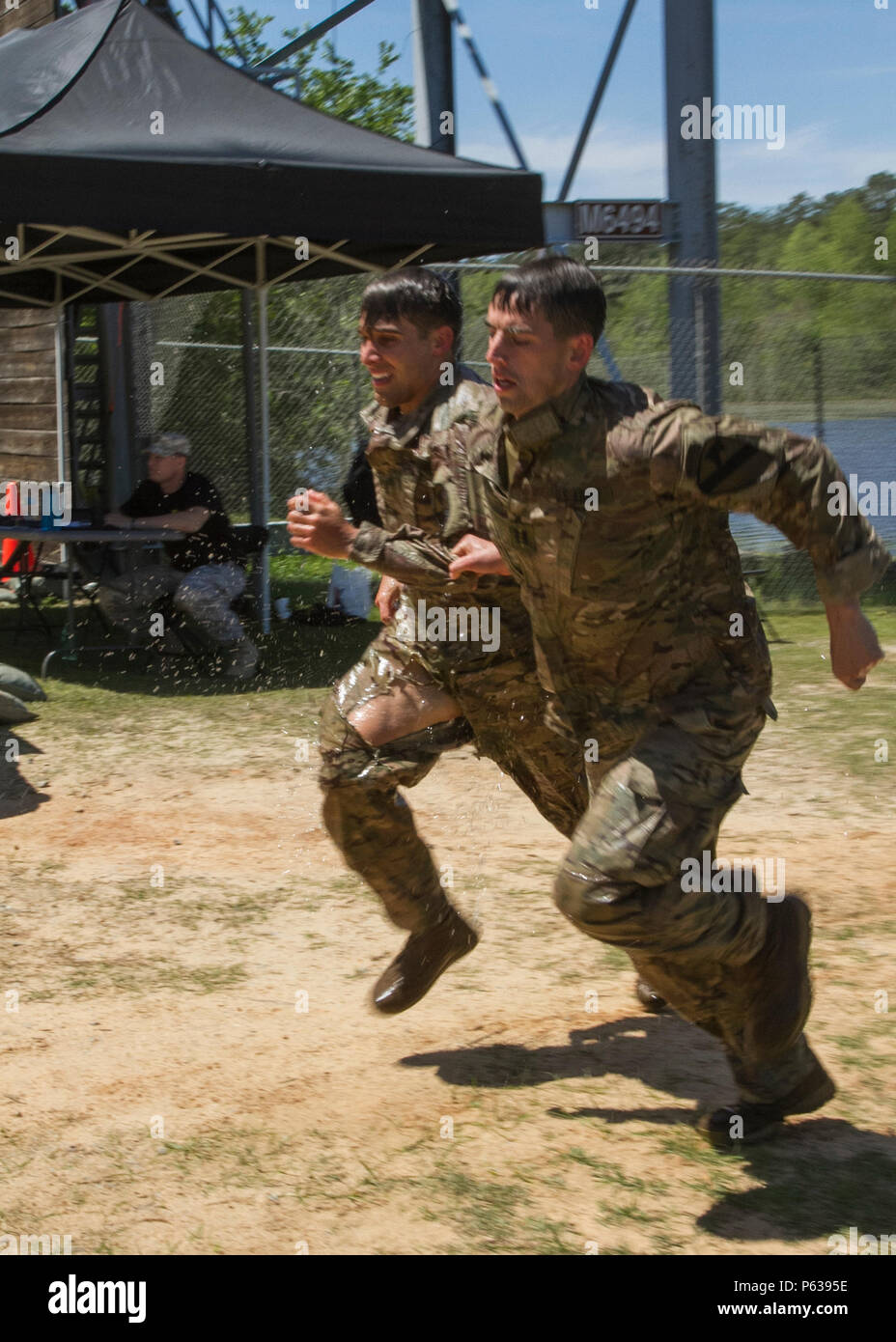 U.S. Army Rangers 1. Lt. Nicholas Kiser (links) und Kapitän James ...