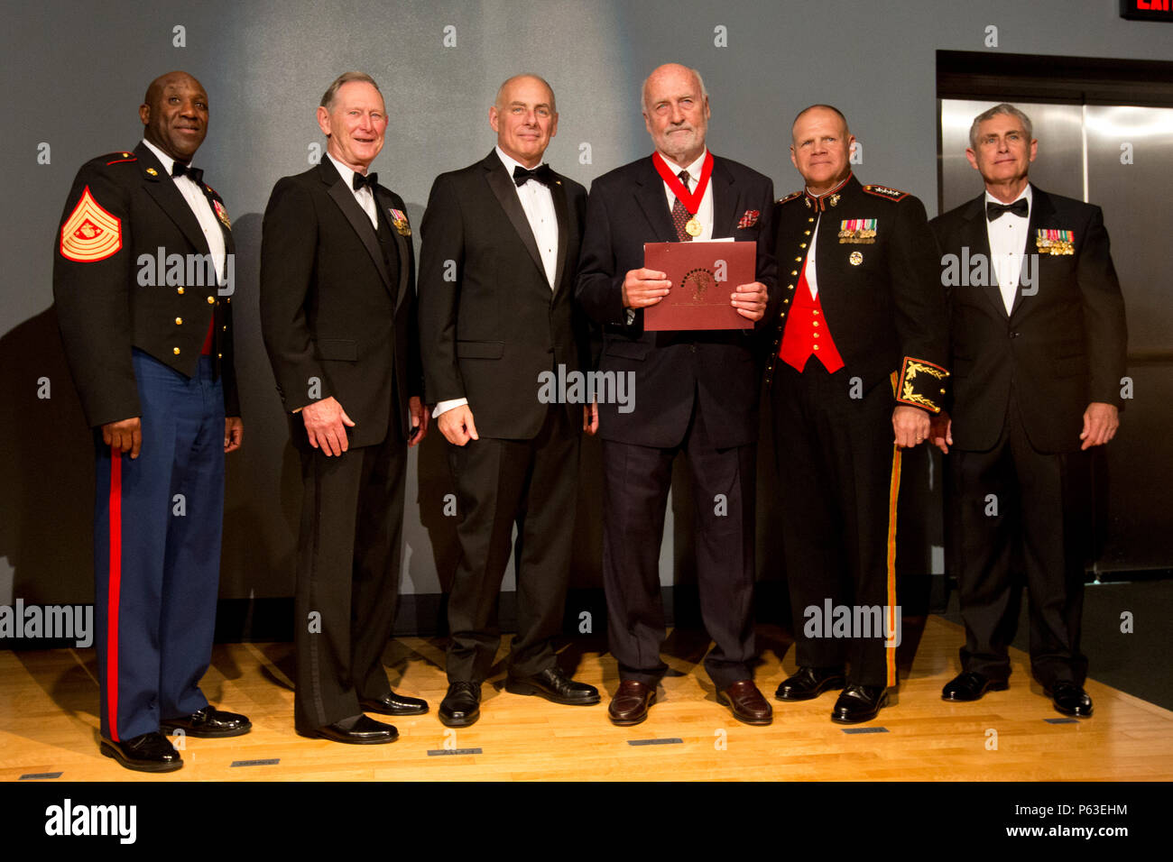Von links, Sgt. Maj. des Marine Corps Ronald L. Grün, pensionierter US ...