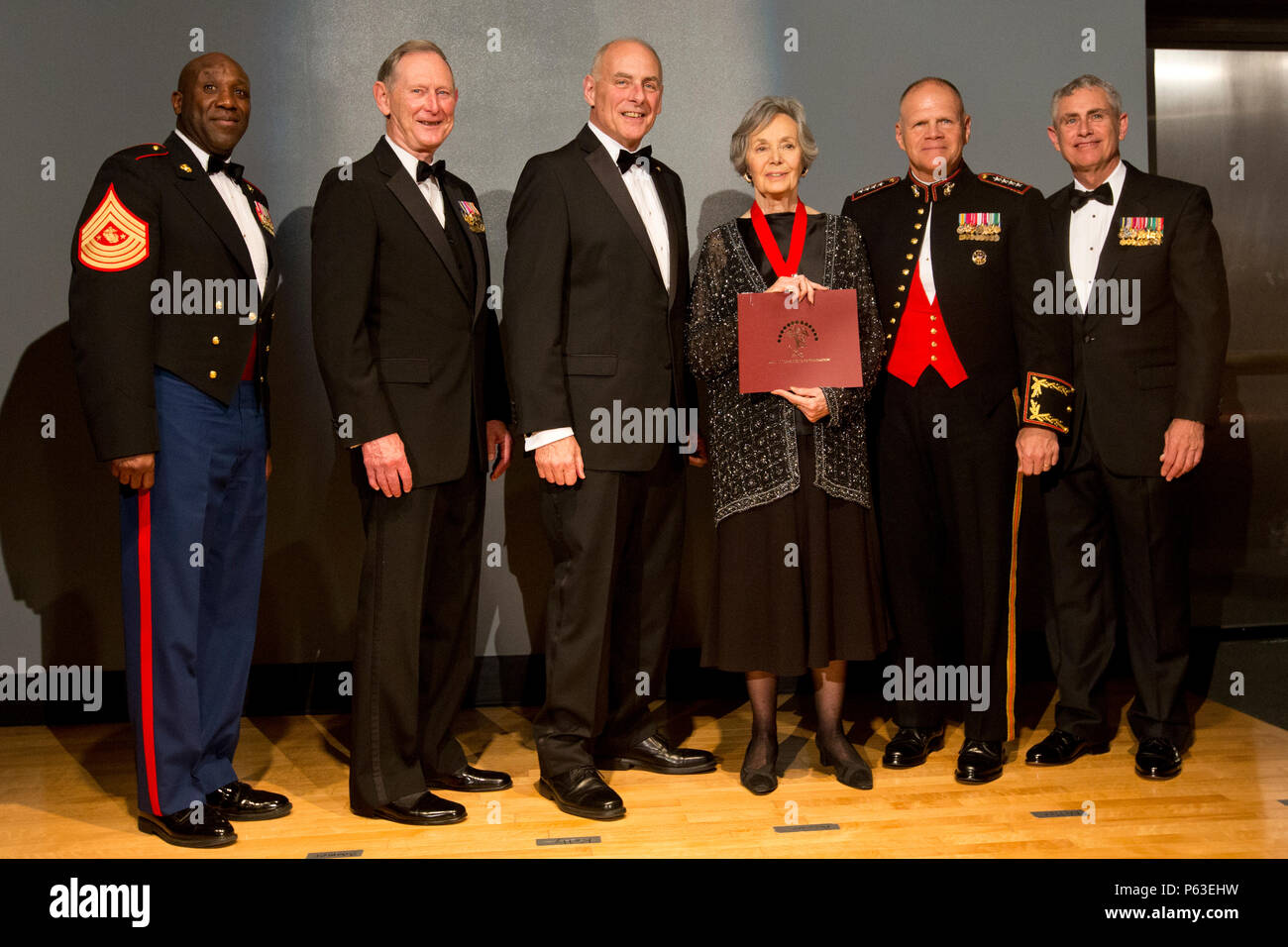 Von links, Sgt. Maj. des Marine Corps Ronald L. Grün, pensionierter US ...