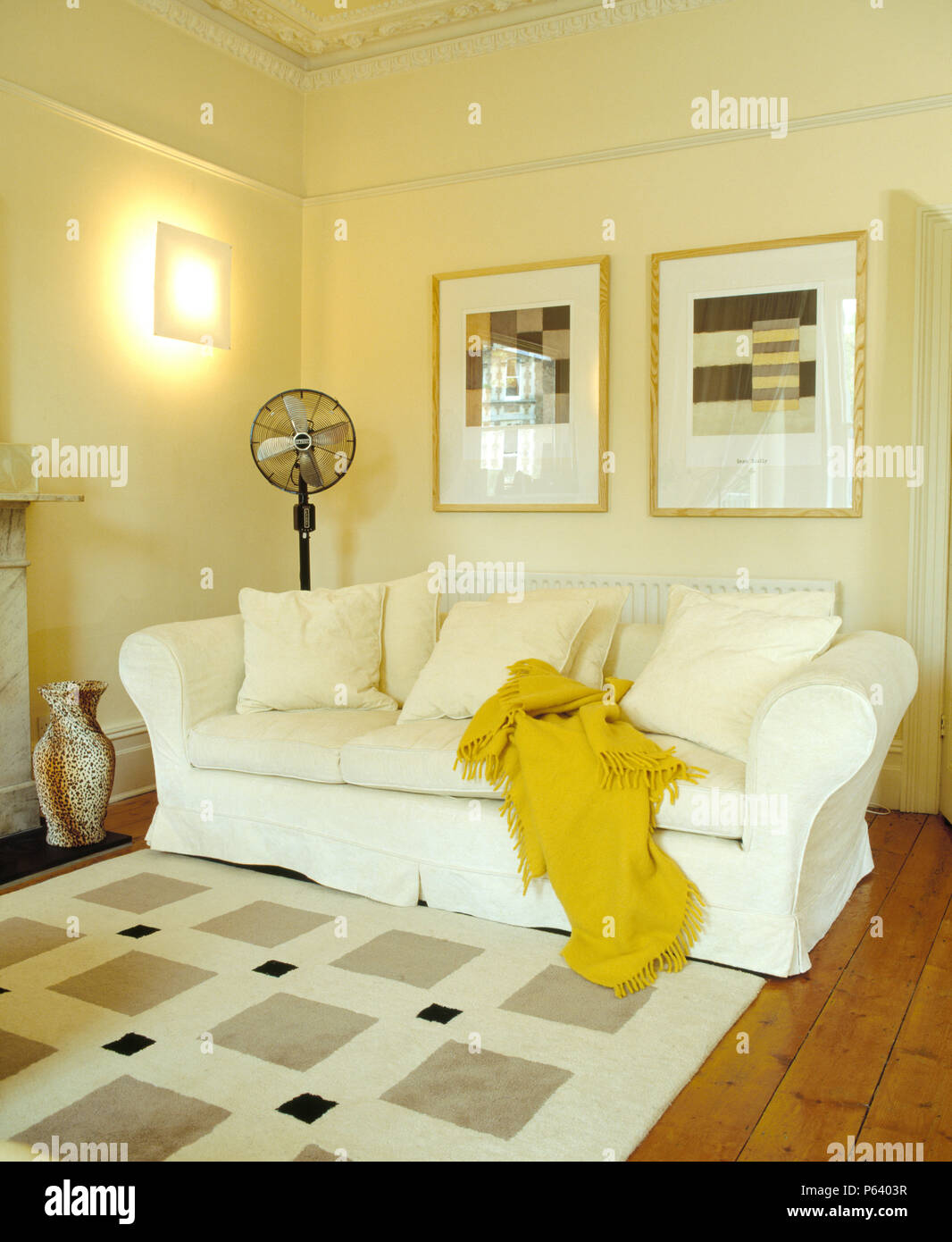 Interiors yellow sittingroom sofa -Fotos und -Bildmaterial in hoher ...