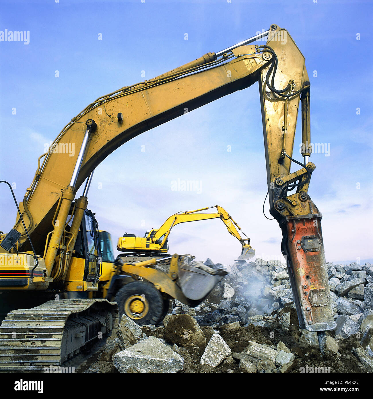 Hydraulikhammer Anlage auf Caterpillar Bagger mit Komatsu Radlader und ...