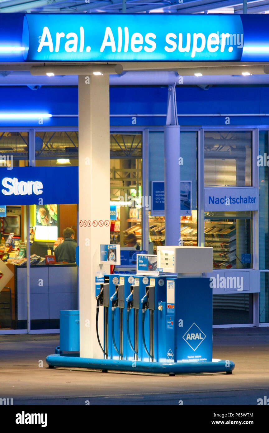 Aral petrol station -Fotos und -Bildmaterial in hoher Auflösung - Seite ...