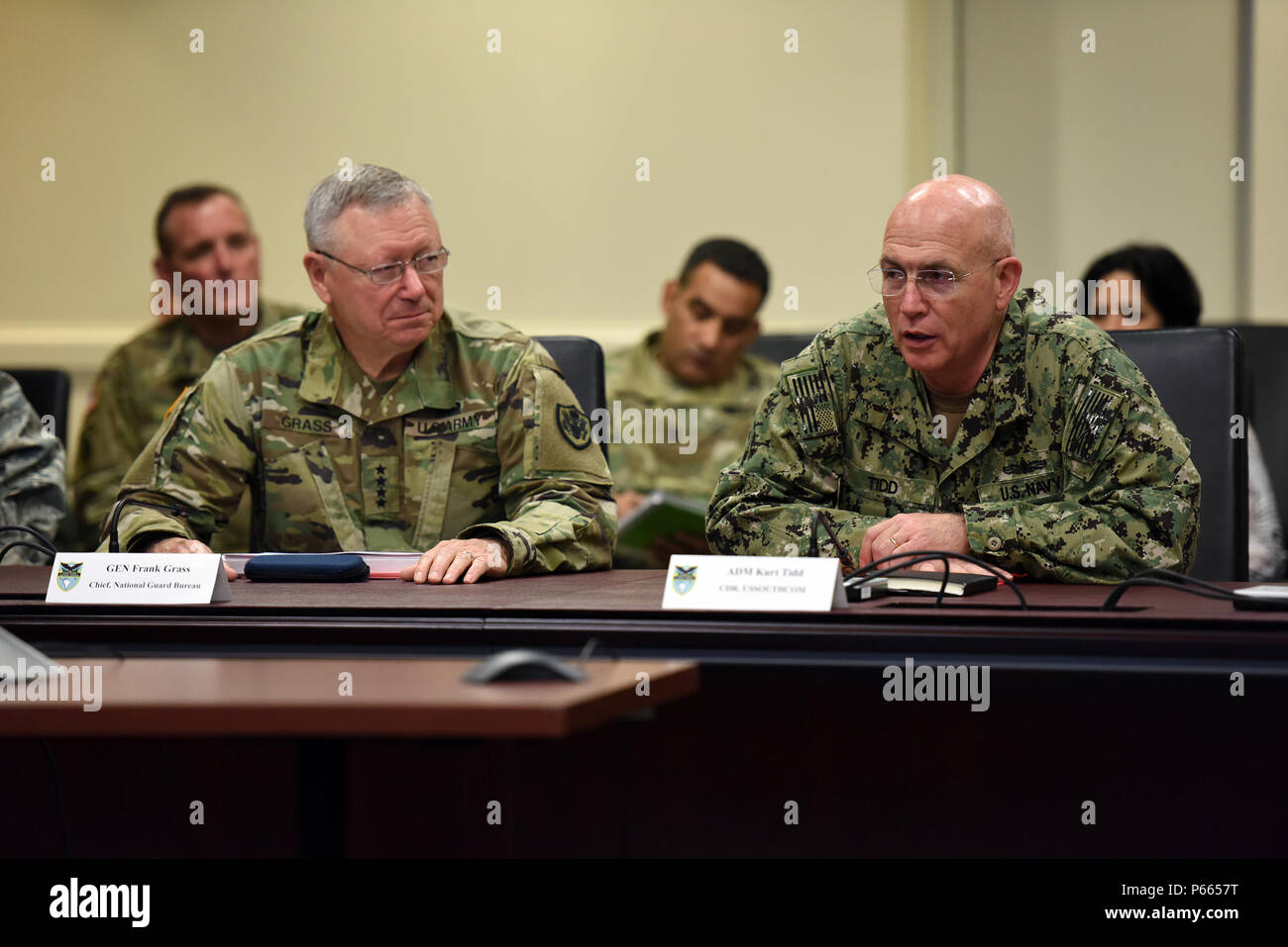 Marine Adm. Kurt Tidd, Commander, U.S. Southern Command (rechts), und ...