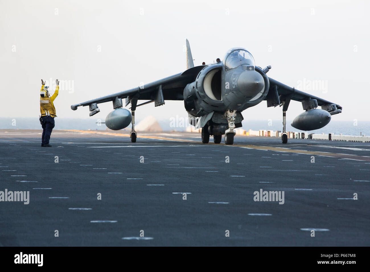 Ein AV-8B Harrier II mit Marine Medium Tiltrotor Squadron 264 ...