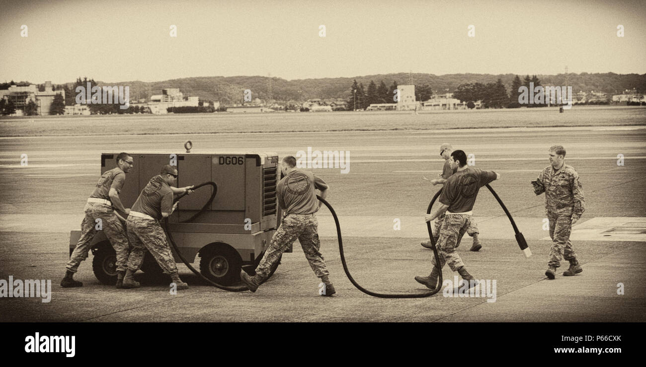 Ein Team von der 730th Air Mobility Squadron rollt ein Netzkabel ...