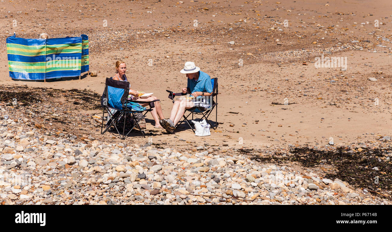 Paar essen strand -Fotos und -Bildmaterial in hoher Auflösung – Alamy