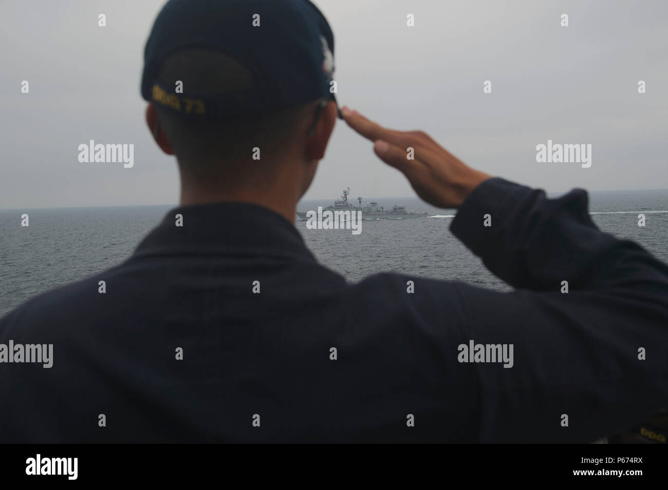 Pazifik (15. Mai 2016) - Lt. j.g. Christian Tan macht ehren wie die ...