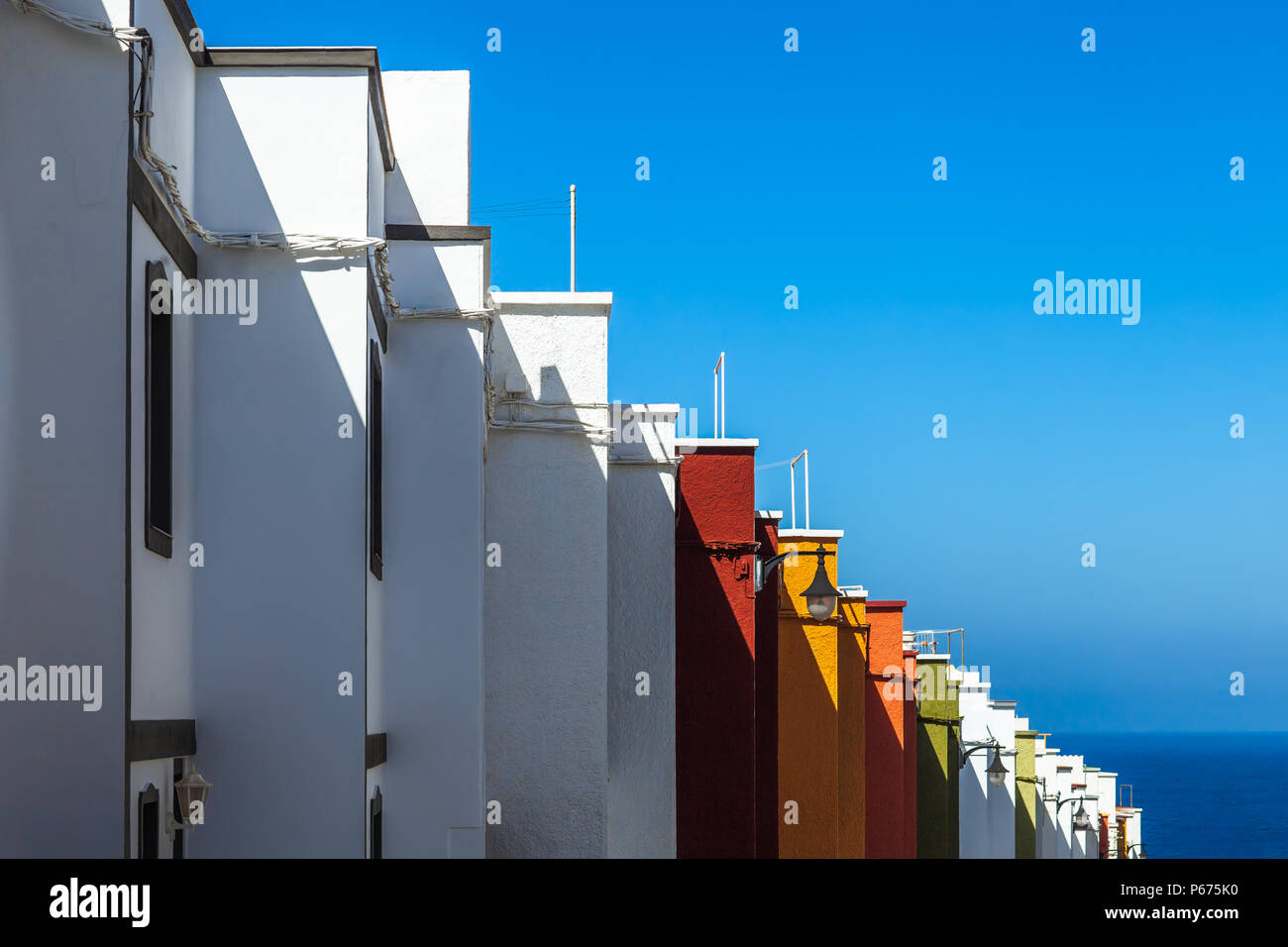 Bunte Häuser auf der Insel Teneriffa, Seitenansicht. Bunte Fassaden von ... Bunte Häuser auf der Insel Teneriffa, Seitenansicht. Bunte Fassaden von ...