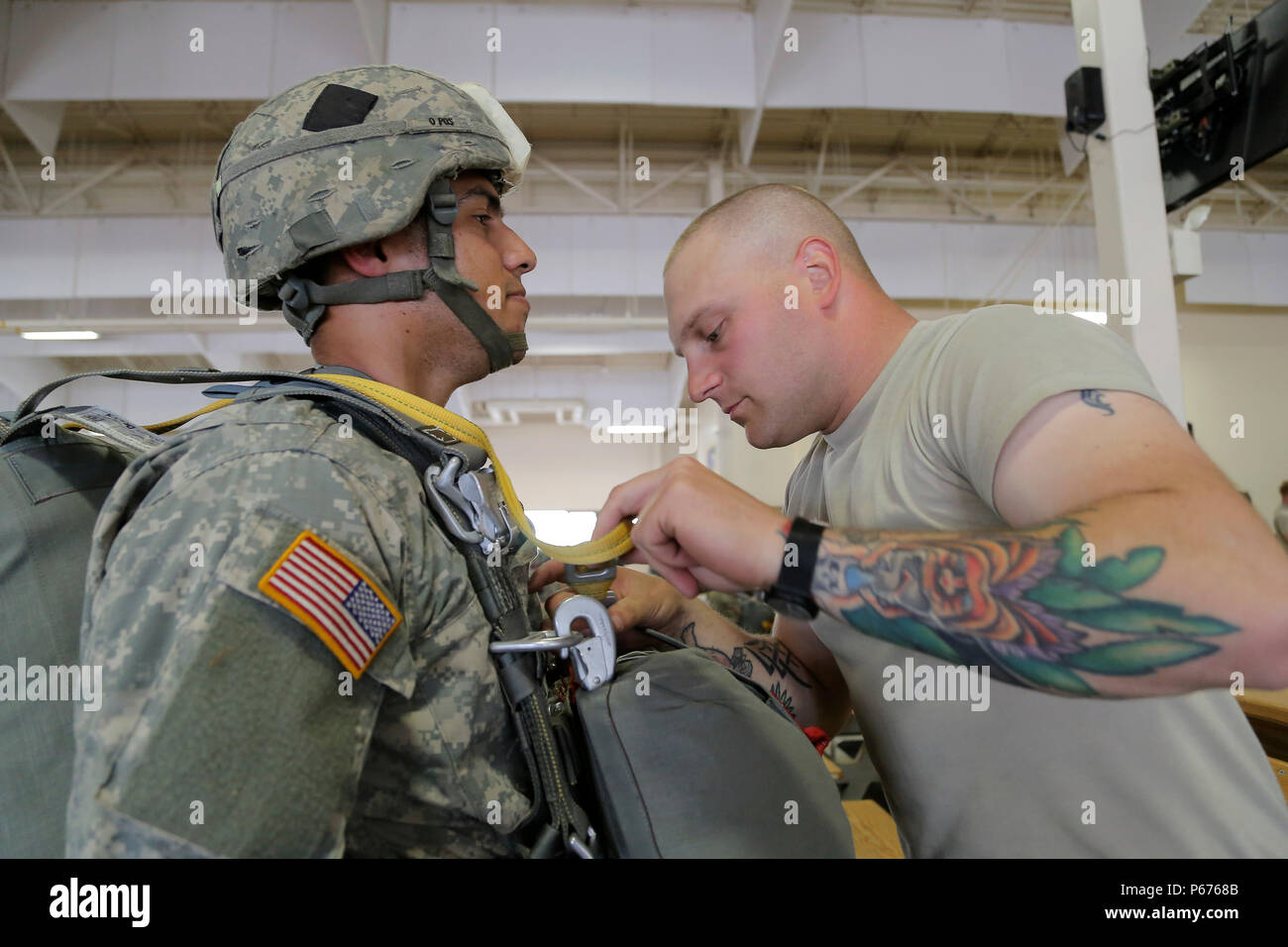 Us-Armee jumpmaster Sgt. 1. Klasse Brandon Ryan, rechts, prüft Spc ...