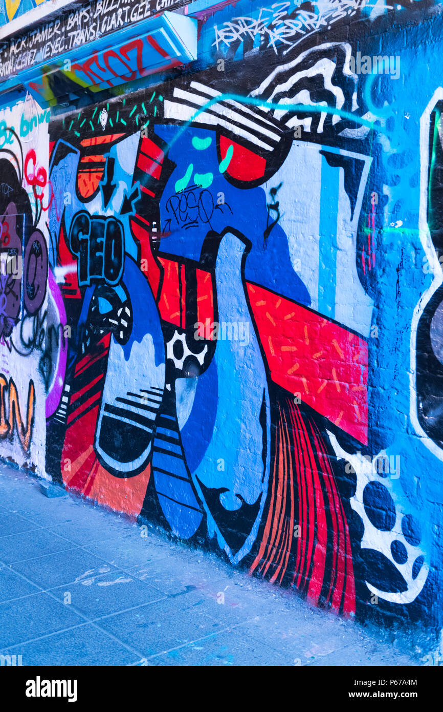 Rote graffiti blaue graffiti -Fotos und -Bildmaterial in hoher ...