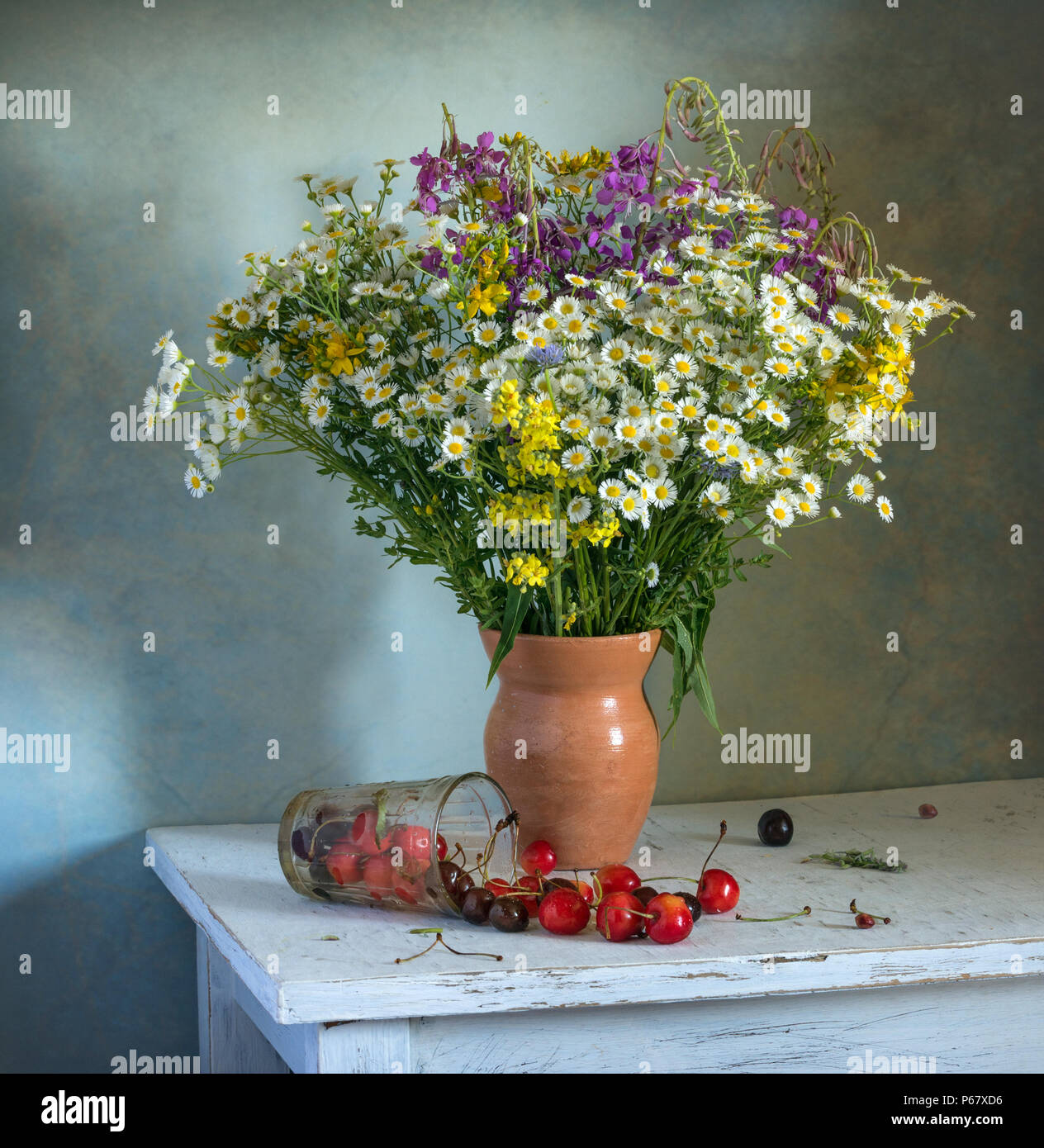 Stillleben mit Blumen und Kirschen. Ein Bouquet von wilden Blumen ...