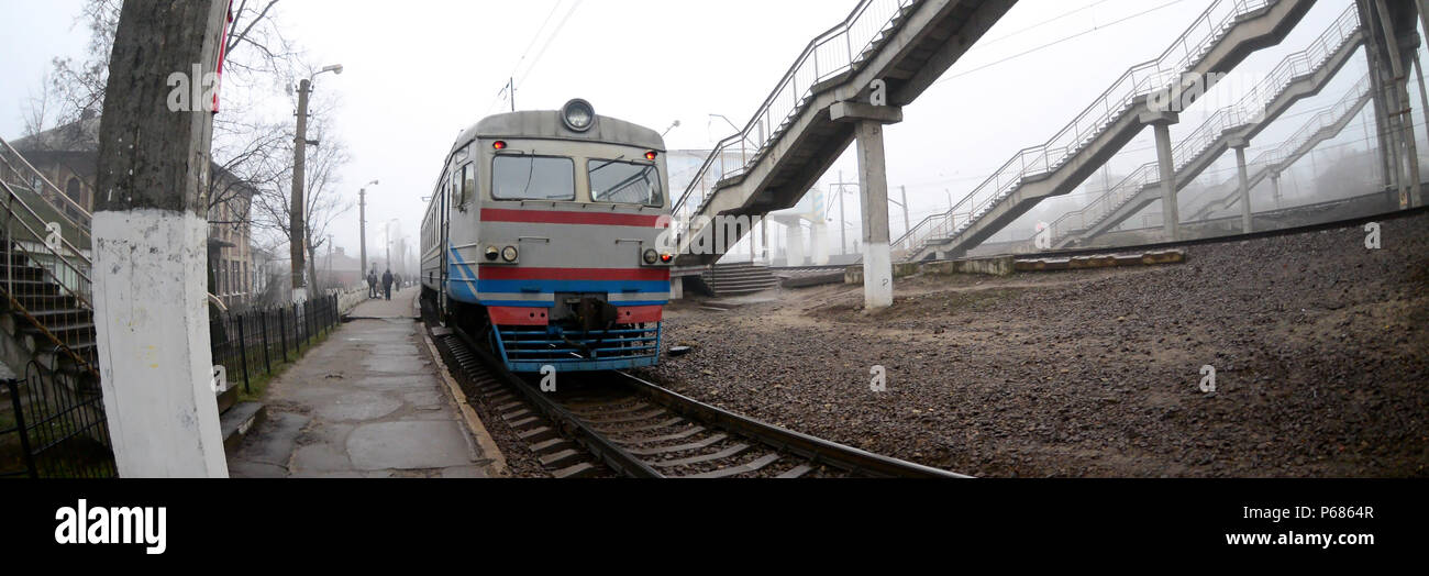 Die Eisenbahnstrecke in einem nebligen Morgen. Die Ukrainische S-Bahn ...