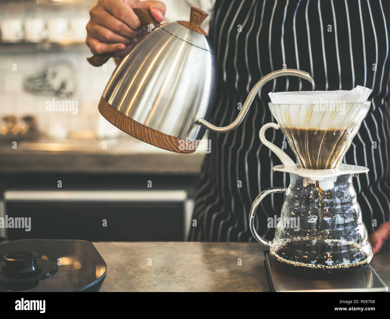 Hand mit tropf -Fotos und -Bildmaterial in hoher Auflösung – Alamy