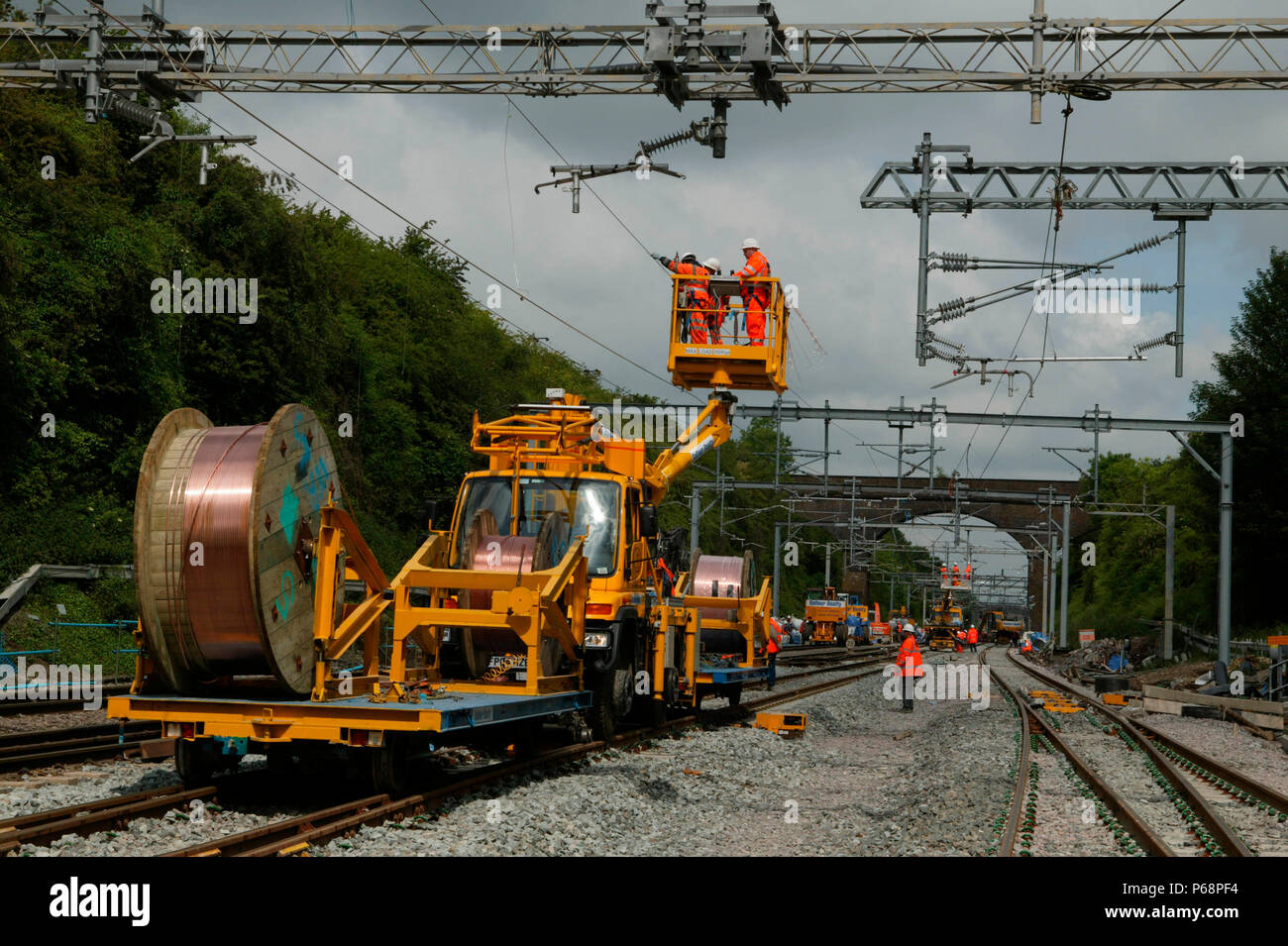 Die Verkabelung Zug ausüben der Kupferkabel mit dem Aufwand im Tring ...