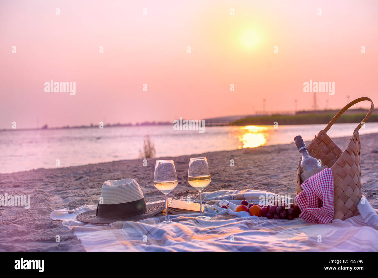 Picknick mit Wein am Strand am Meer. Romantisches Abendessen bei ...