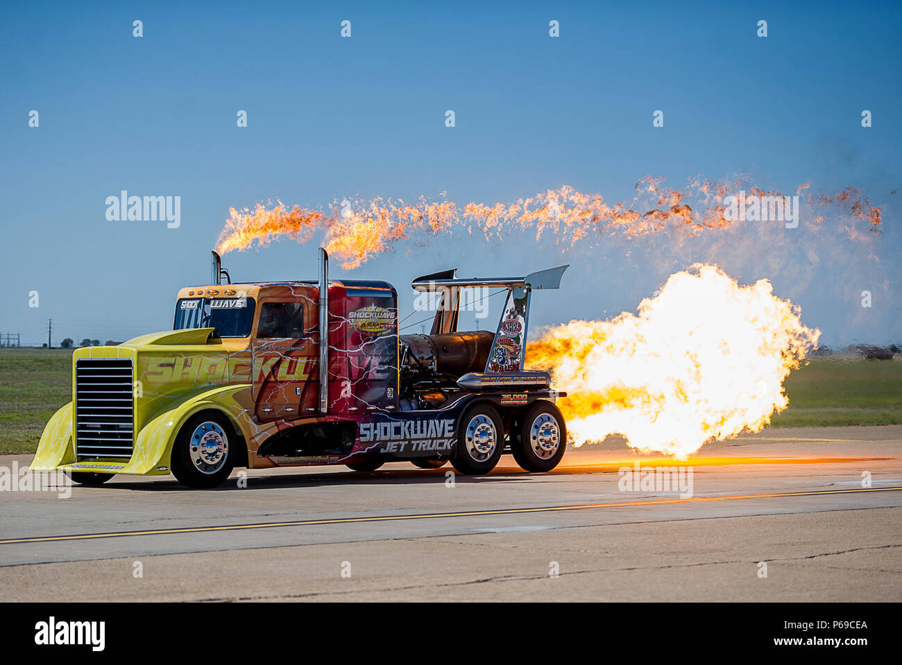 Shockwave jet lkw -Fotos und -Bildmaterial in hoher Auflösung - Seite 2 ...