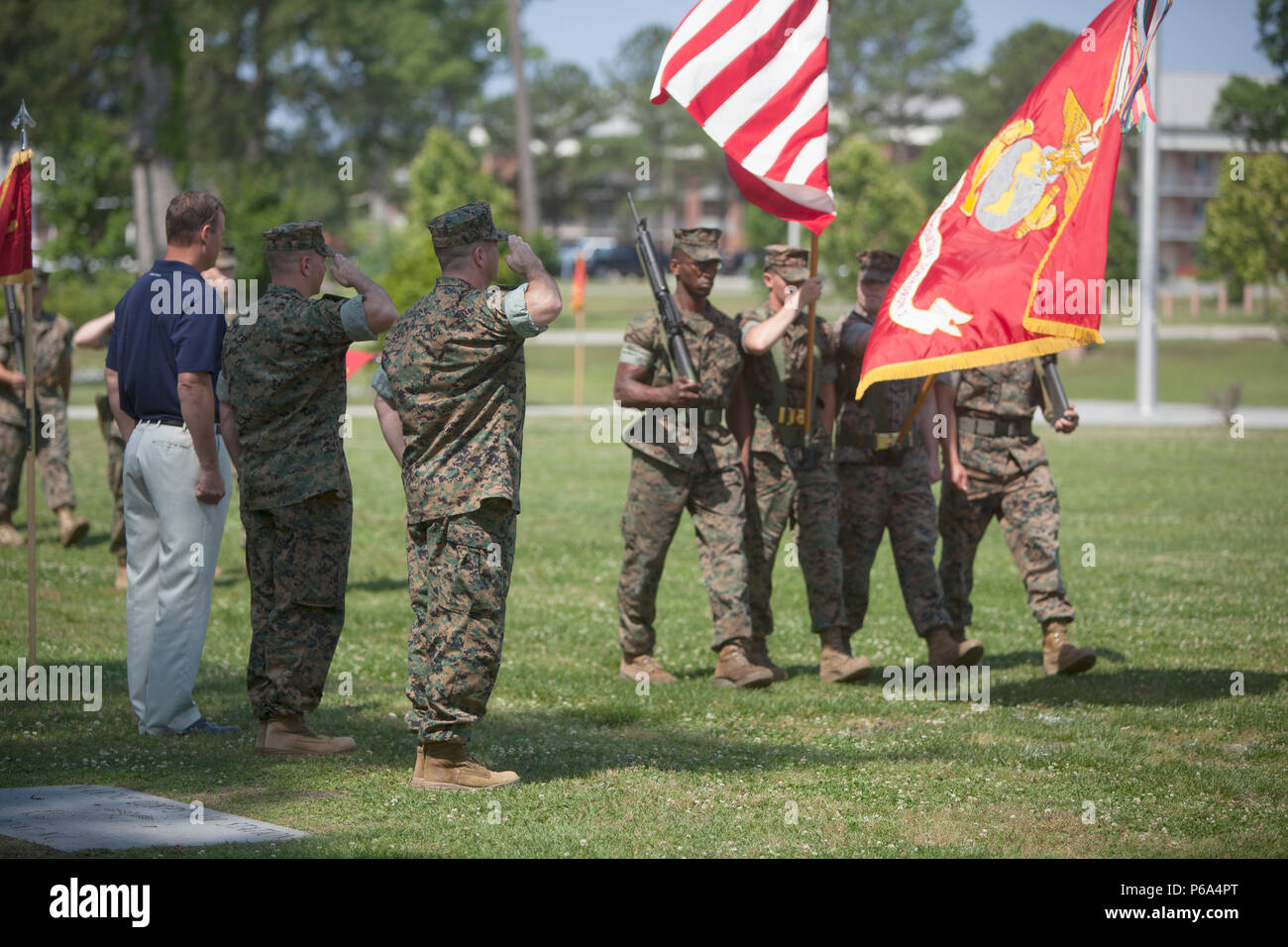 Das Marine Hauptquartier Wing Squadron 2 Color Guard, führt "pass und ...